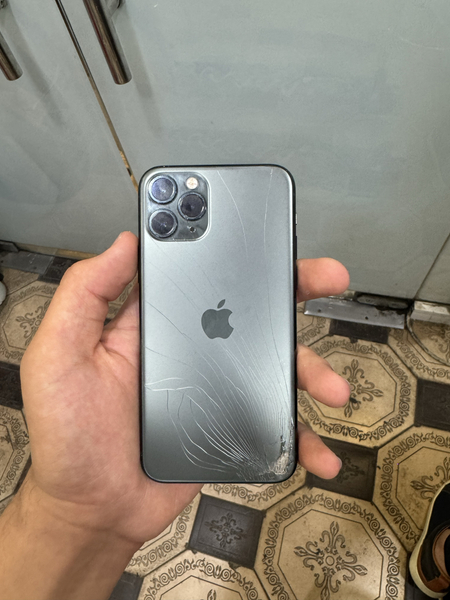 iphone 11 pro sotiladi tel qilila
