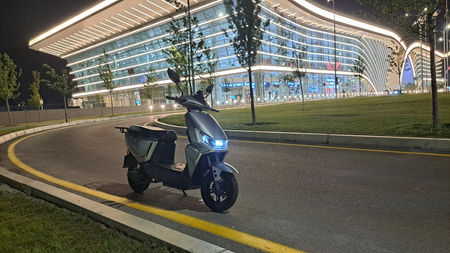 Sukuter surojna sotiladi 6 batare tezligi75 kilometir85