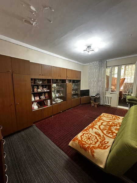 Продажа квартиры

Чиланзар 5 квартал 
1²/1/4  Балкон 1.5*6 метров 
Ор-