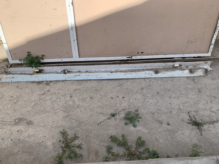 Darvoza qalin materiyaldan yasalgan baraka topasiz