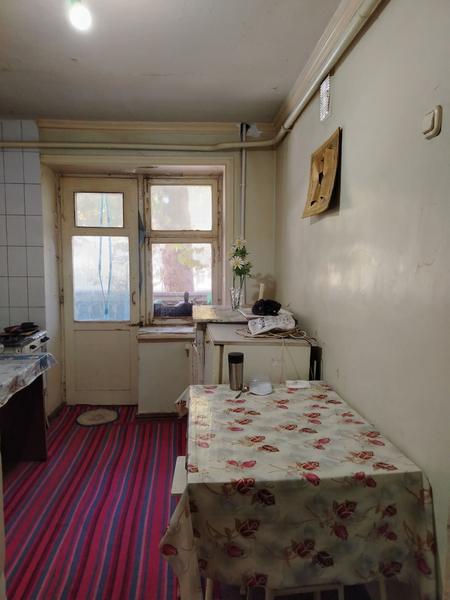 СРОЧНО ПРОДАЕТСЯ Чирчик ш. 1 м/н Октябр 4-этаж 2х янги планировка