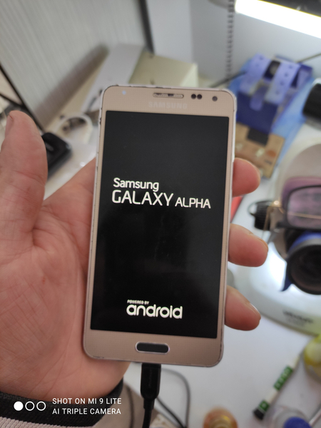 Samsung alfa  ekrani oziniki