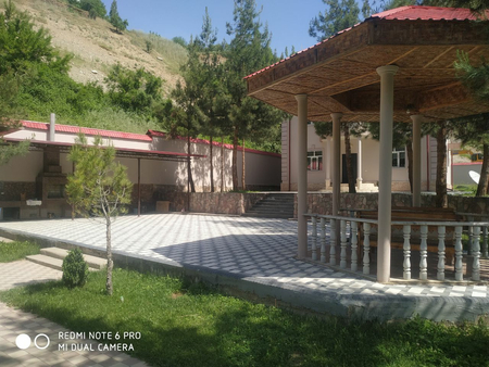 Dacha ugam daryosi buyida bochka yaqinida
