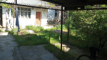 Продаётся участок 2.8 соток с домом в Яшнабаде