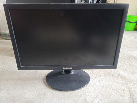 SAMSUNG 19 tali LED monitor srochna sotiladi