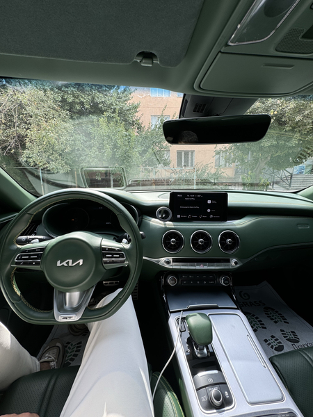 KIA STINGER сотилади 30000 км юрган тоза , салонга 10000 тикилган