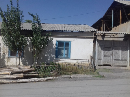 Продаёт дом в посёлке Шахимардан. Шохимардонда ховли уй сотилади