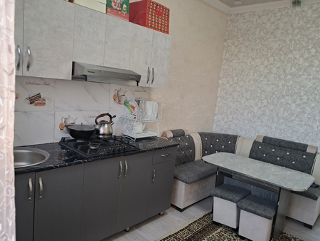 Продам кухонный уголок + стол+ 2 пуфика