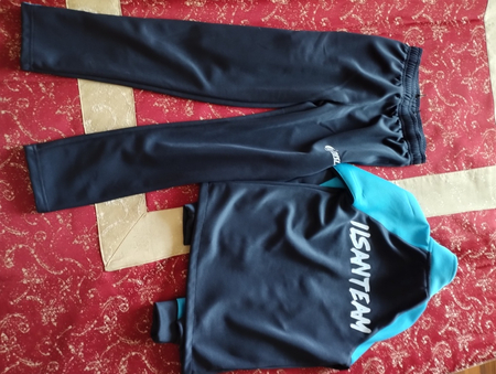 Продаю спортивный костюм