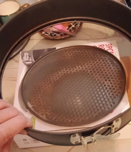 Mikser,tort qoliplari va bitta keks qolipi