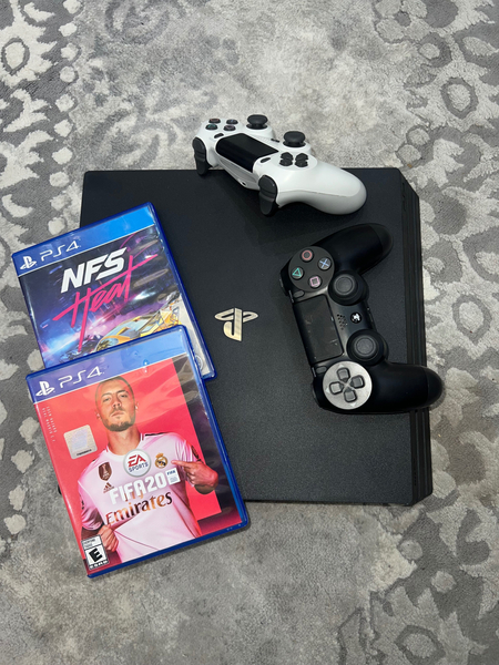 Play station 4 и у меня  2 контроллер