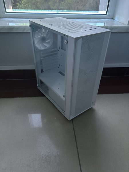 Продается компьютерный корпус с 4 RGB кулерами