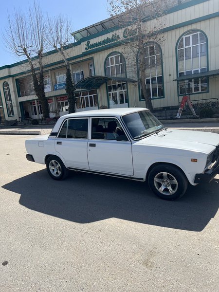 Vaz 2107 sotiladi