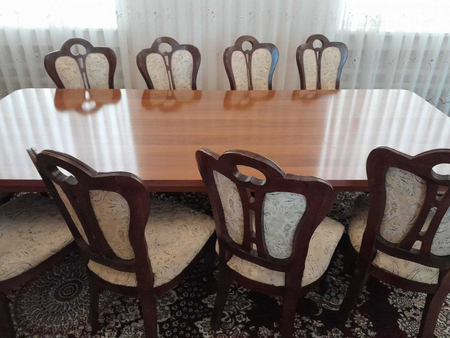 Стол и стулья для гостиной