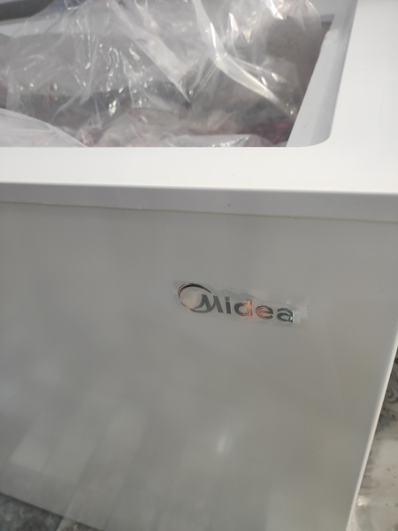 Срочно продам 2 морозильника midea 300 литров новые.