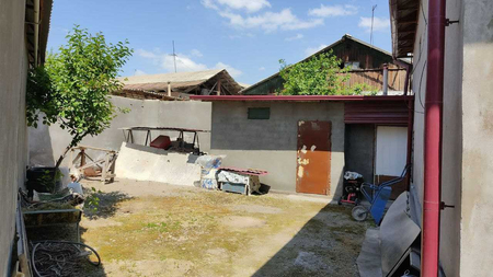 Продается участок , 3 спальни, 1 зал , столовая +кухня