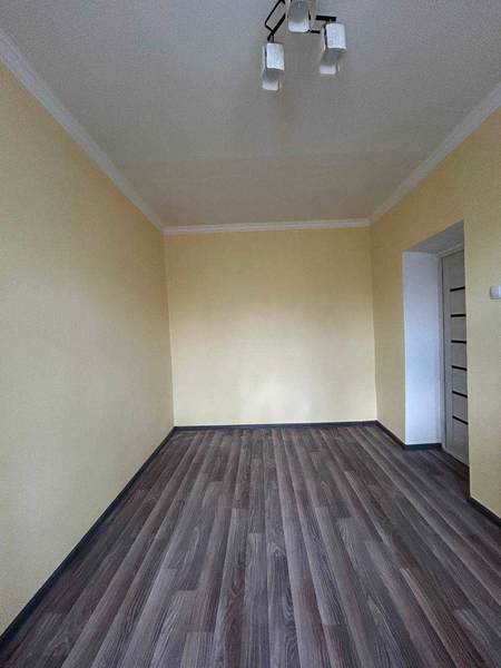 2/4/4 Рисовый базар. Ул. Олтинкуль. 50м2. 2 балкона. Кирпич. Без рем.