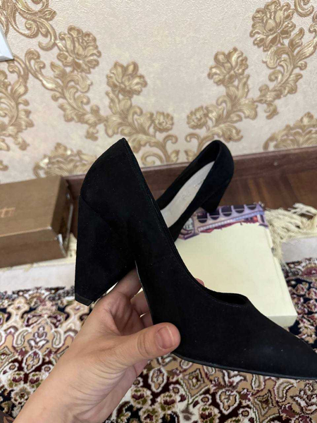 Продаются замшевые туфли, абсолютно новые, ни разу не ношенные