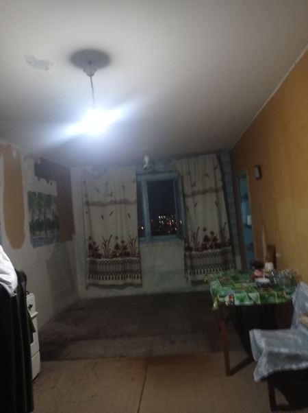 Срочно сдается в аренду квартира  Куйлук б от базара 3 астановка 2 ком
