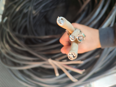 Yuqori voltli tokga mo\\\'ljallangan 250 metrlik mustahkam kabel.