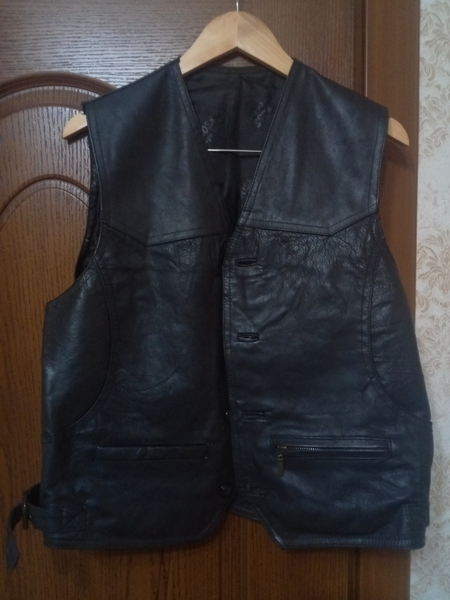 Продам джинсовые жилетки.
