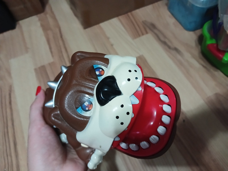 Игрушка на двоих, нажимая на зуб, у кого закроется пасть
