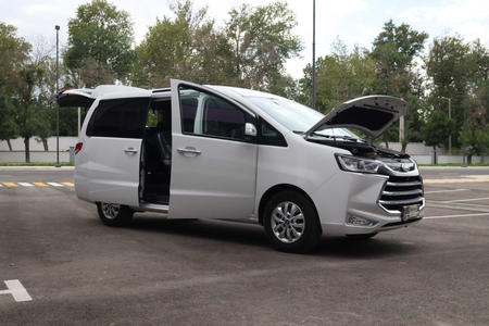 JAC M4 mikroavtobusini