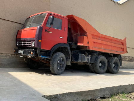 Kamaz 1987 rangi qizil