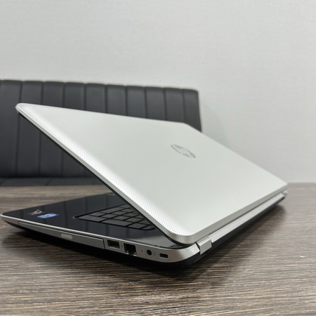 17 дюймовый Hp Pavilion i3 3gen 8/256gb с видеокартой для игр и график