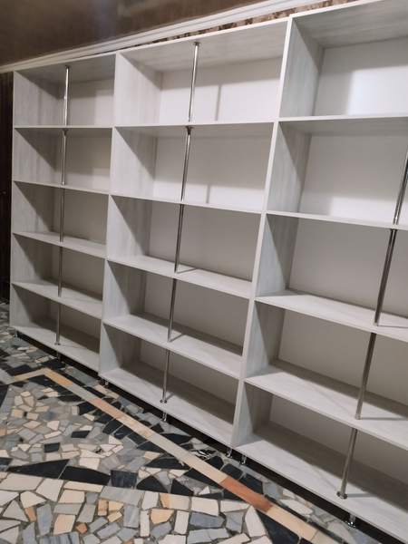 Magazin va uy uchun polkalar sotiladi