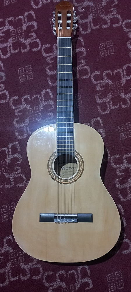 Klassik gitara sotiladi