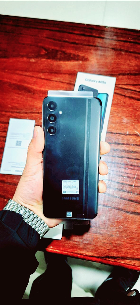 Samsung A 05  tezda sotiladi