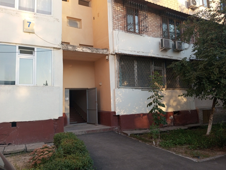 Kvartira sotiladi 3 xonali bez remont