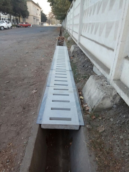 Железобетонные крышки для водоотводных лотков.