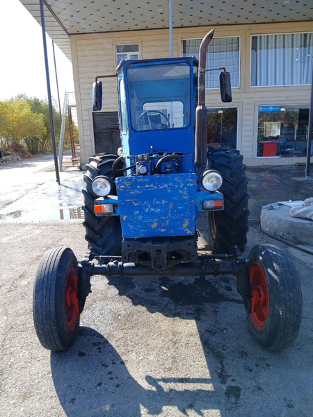 Traktor sotiladi