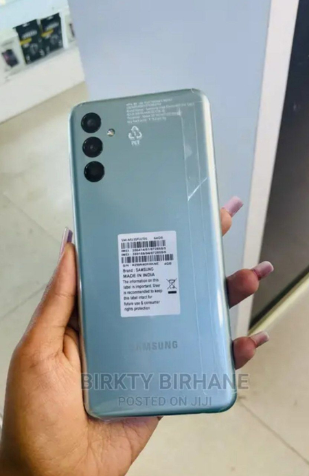 Samsung m13 yangidek turibdi ideal