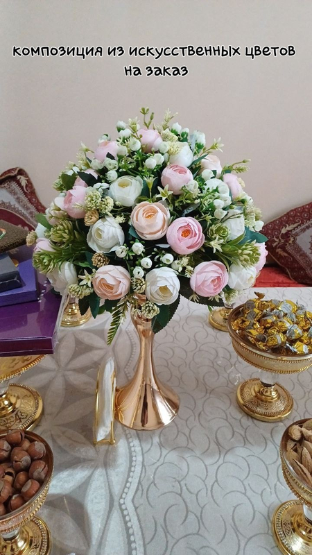 Композиция из искусственных цветов