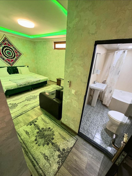 Hotel labi hovuz yonida