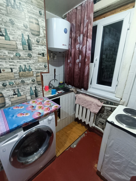 Срочно продаю 2 х ком Спутник 3.в деревянном доме у МЕТРО. Санузел раз