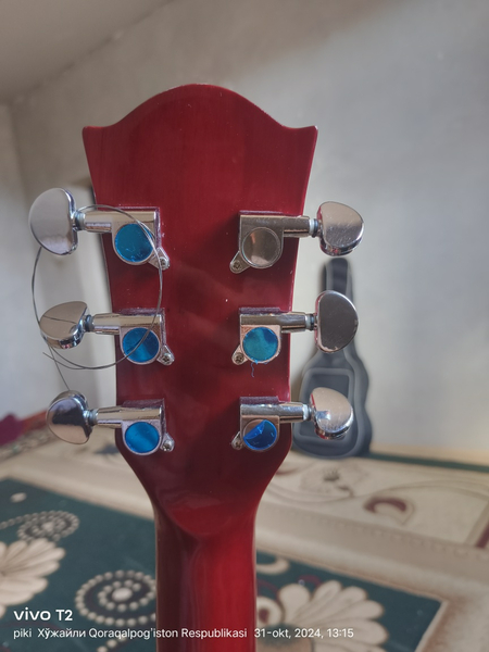 Gitara    rang qizil qora