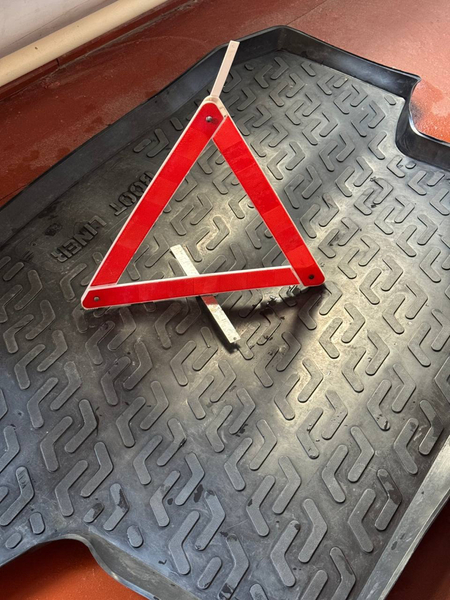 Avtomobil chexollari va narsalari sotiladi