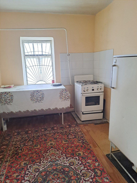 Продаётся 2х ком кв в чирчике 2 этаж гурпарк селмаш