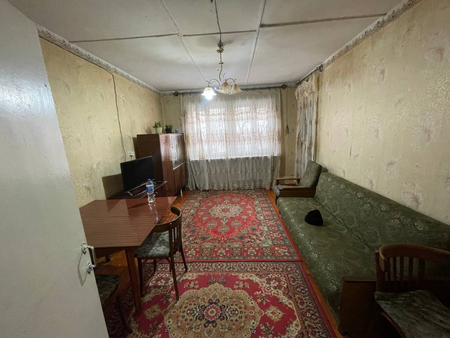2 х ком Срочно Спутник 3. 2/2 в деревянном доме.акфа рамы. У метро.