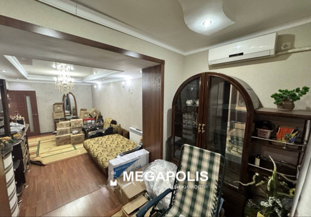 Метро Космонавты 3/2/5 Цум продам квартиру