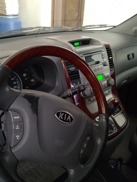 Kia carnival srochna sotiladi