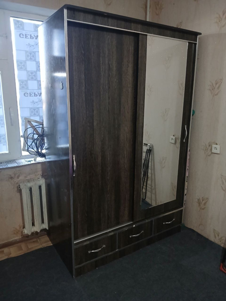 Shkaf sotiladi holati yaxshi yangiday turibdi