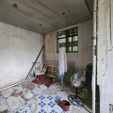 1 xonali 40m² + 20m² hovlichasi ham bor.
5 qavatli panelniy dom.
Manzi