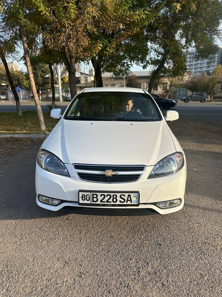 Lacetti Gentra 2023 mexanika oq rang