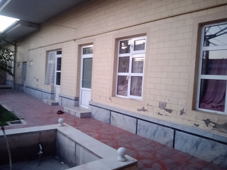 Uchaska hovli sotiladi ozimizzi uy maklermas