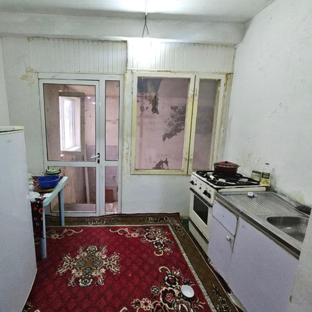 1 xonali 40m² + 20m² hovlichasi ham bor.
5 qavatli panelniy dom.
Manzi